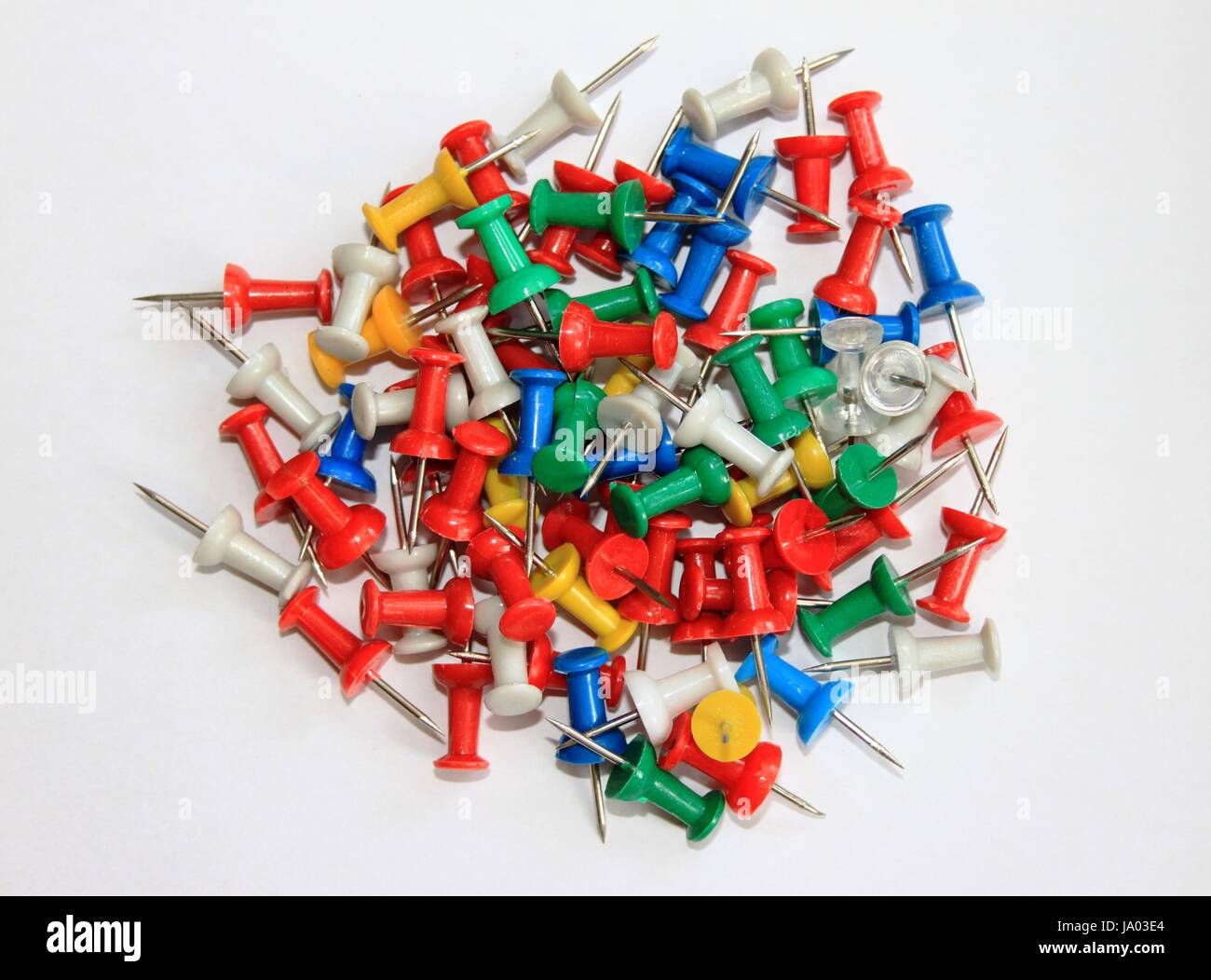 Coloured thumbtacks hi-res stock photography and images - Alamy