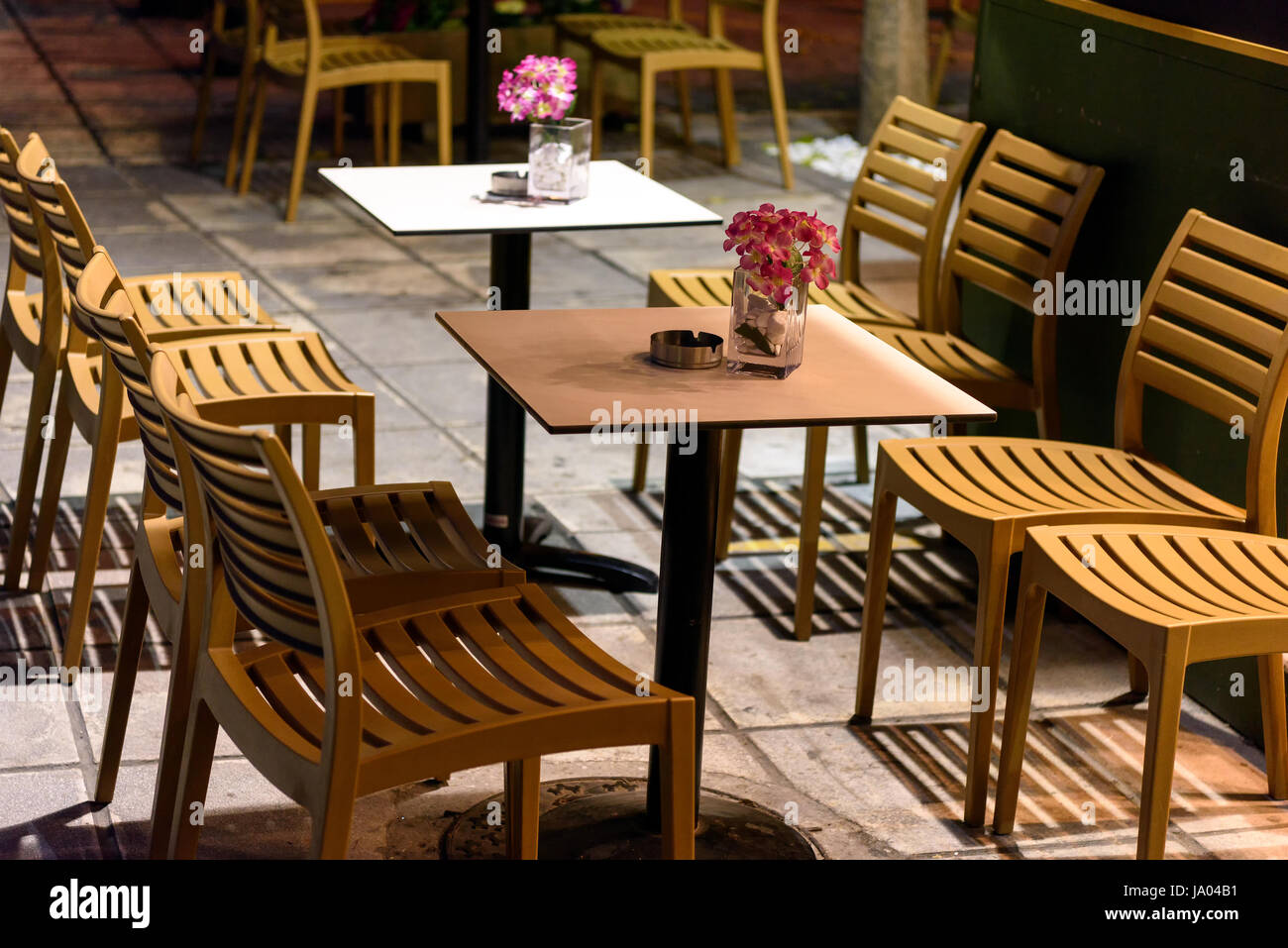 Wooden tables with flowers hi-res stock photography and images - Alamy