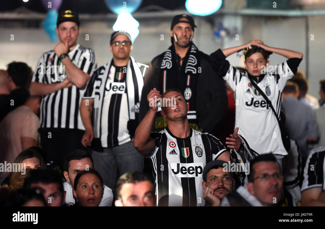 Juventus fans in DEPOT, Cardiff look dejected during the UEFA Champions ...