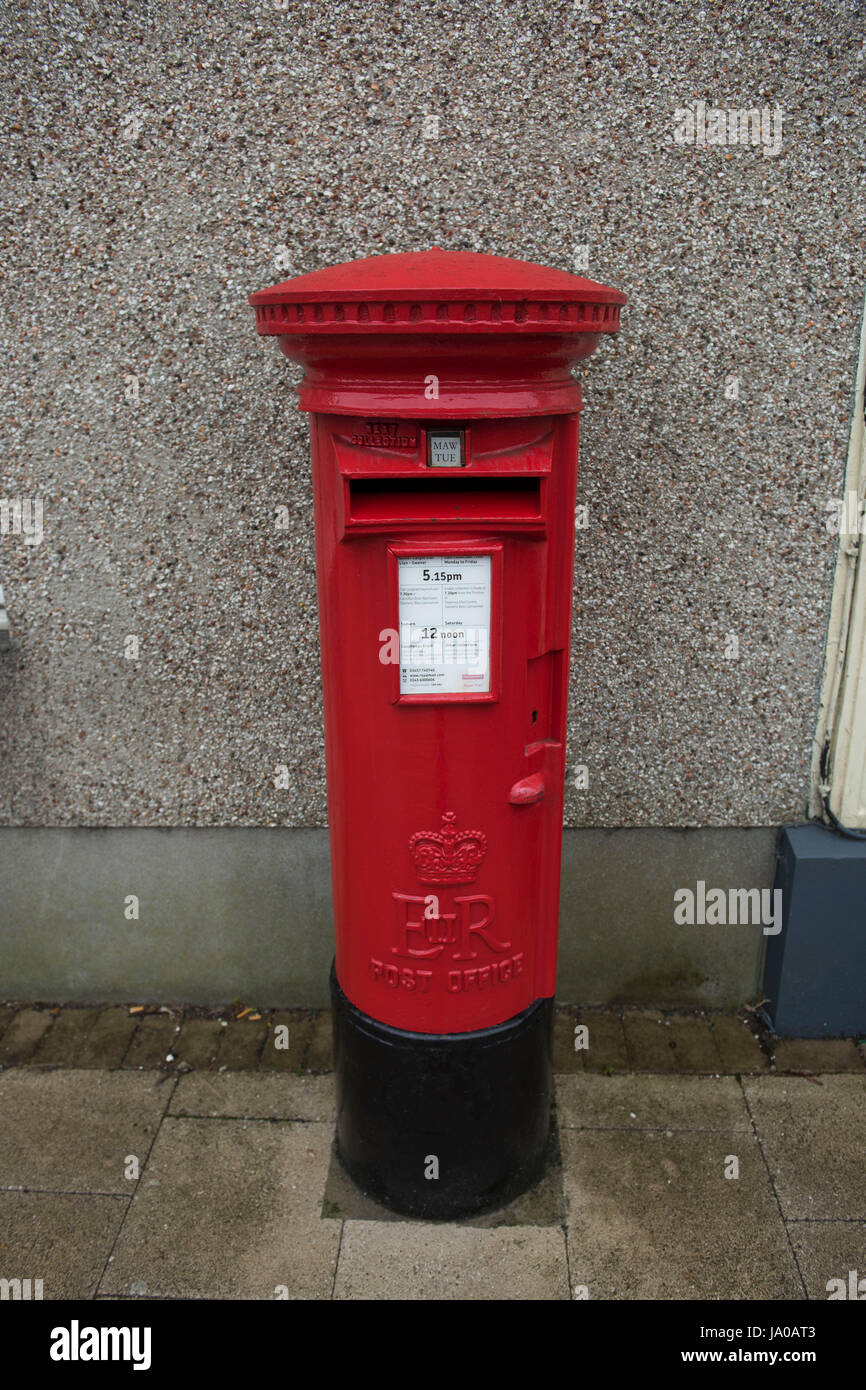 Royal mail post box hi-res stock photography and images - Alamy