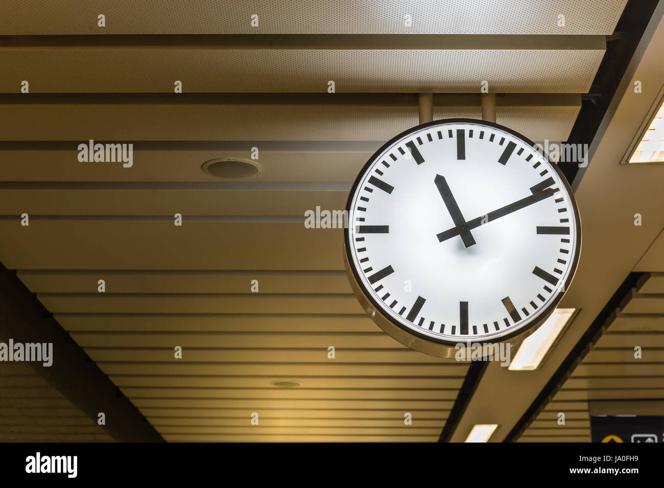 Big white clock hi-res stock photography and images - Alamy