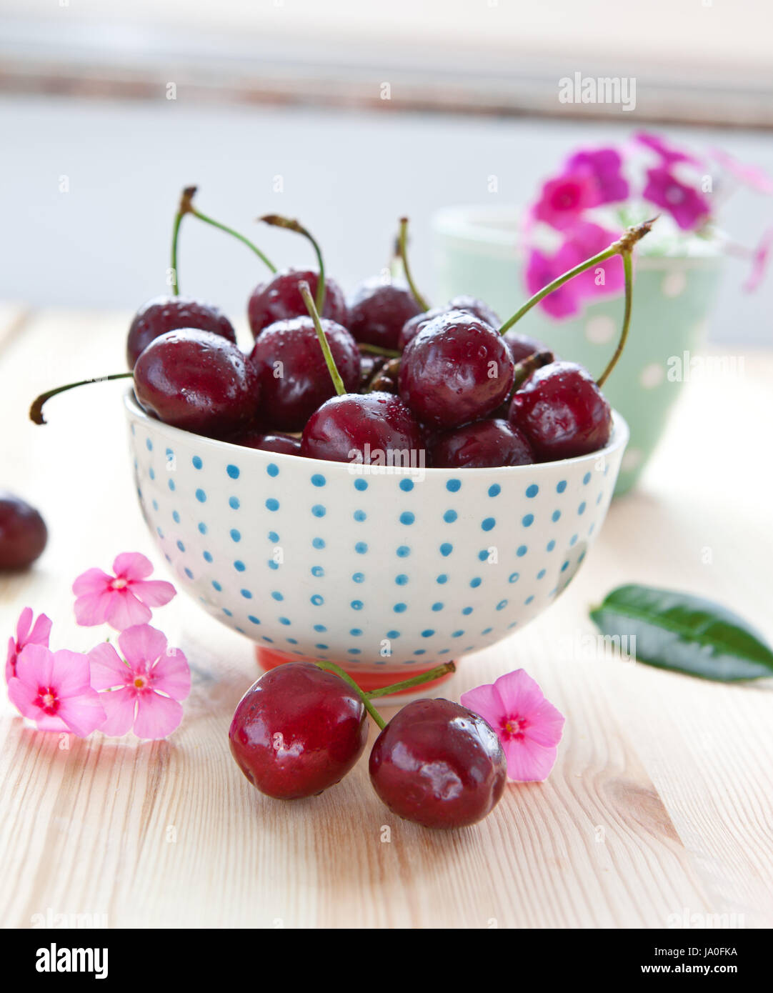 fresh cherries in a small bowl Stock Photo - Alamy