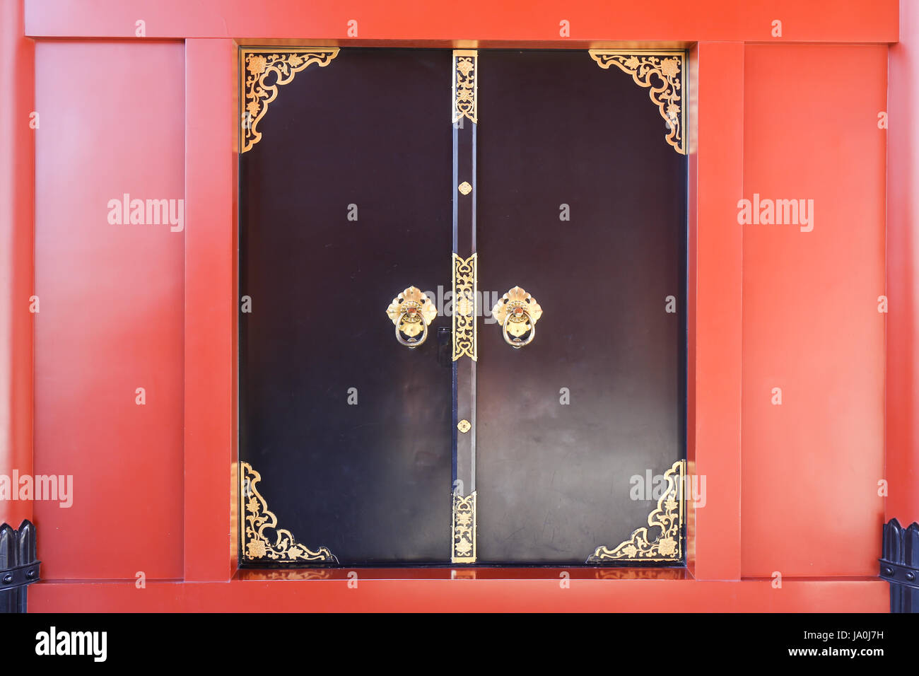 Black red traditional doorway at sensoji temple in asakusa, tokyo ...