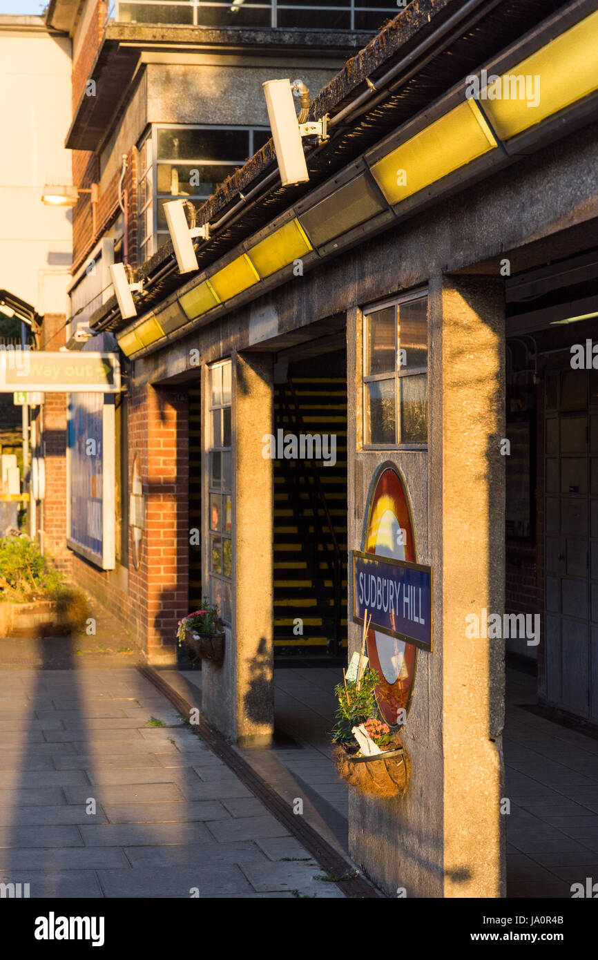 Piccadilly line sign london hi-res stock photography and images - Alamy