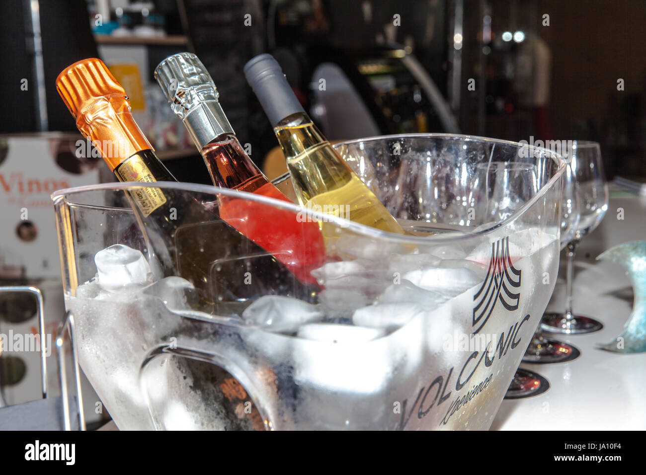 Bartender serving drinks hi-res stock photography and images - Alamy