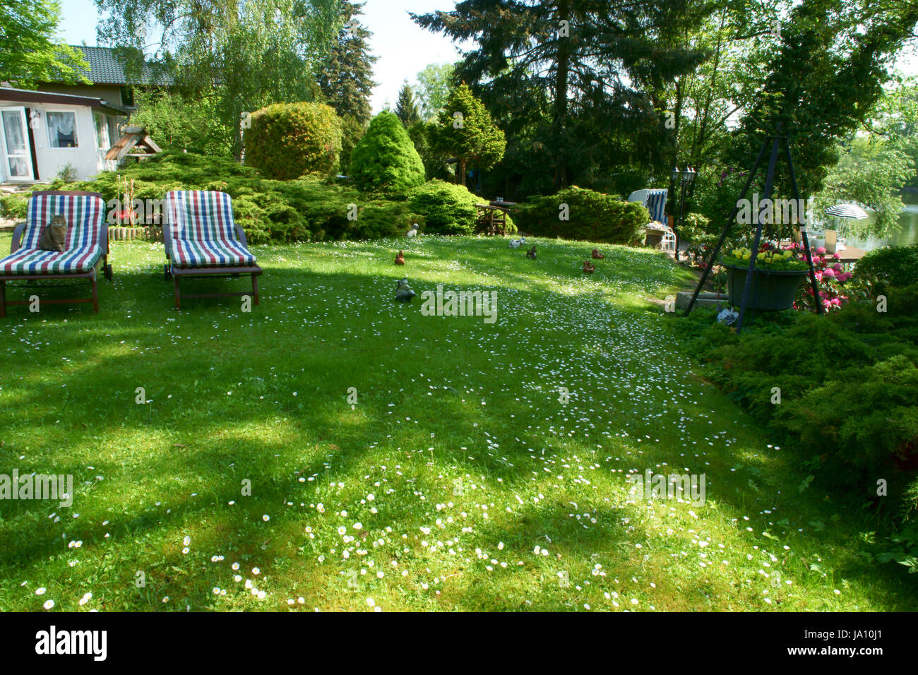 Middle class home garden hi-res stock photography and images - Alamy
