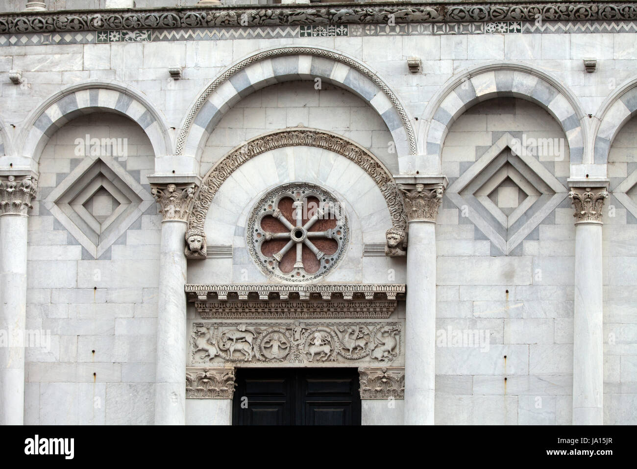 church, style of construction, architecture, architectural style ...