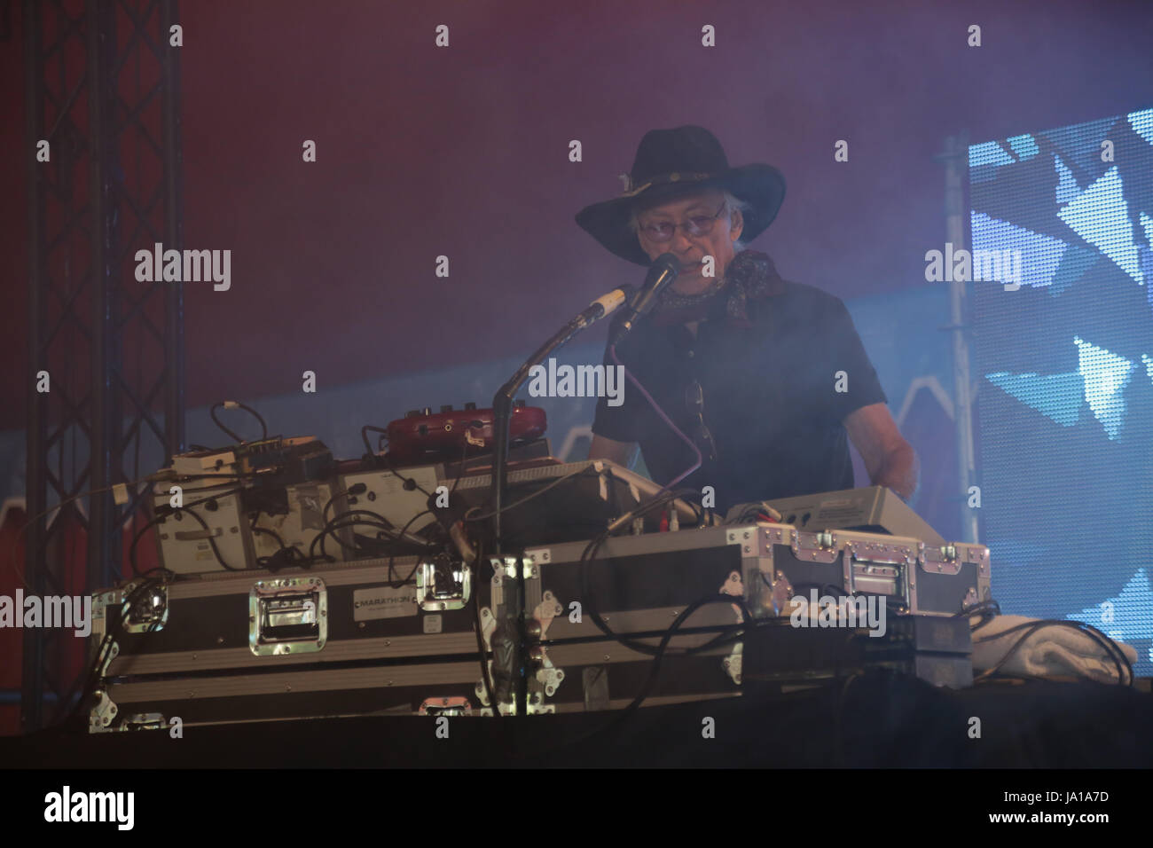 Silver apples perform hi-res stock photography and images - Alamy