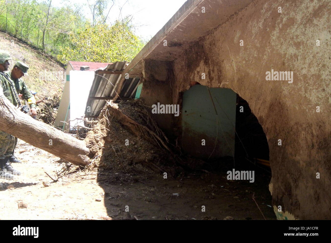 Oaxaca, Mexico. 3rd June, 2017. Members of the security forces stand in ...