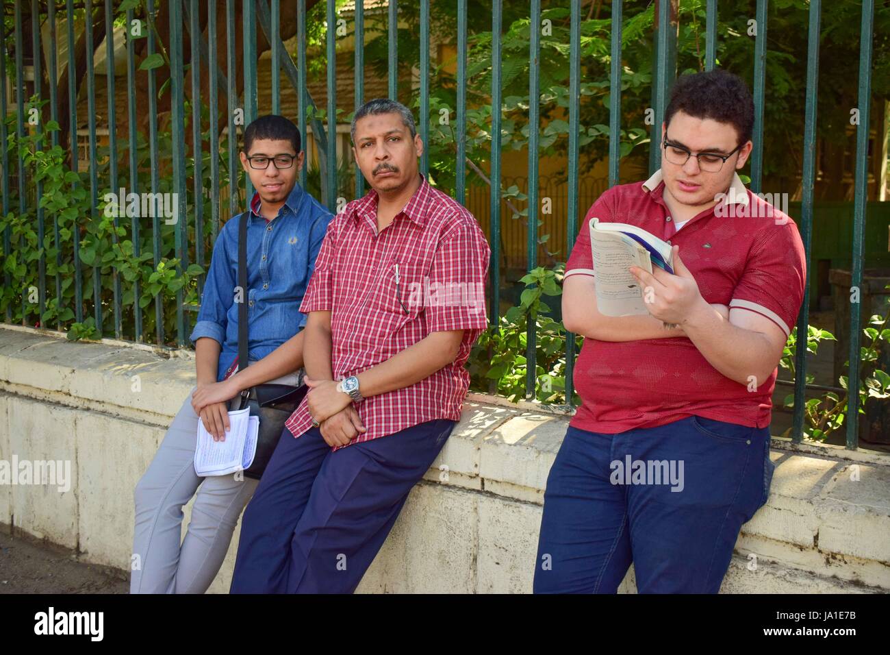 Cairo, Egypt. 4th June, 2017. Egyptian students stand outside their ...