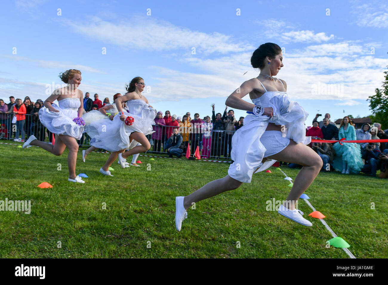 Running brides hi-res stock photography and images - Alamy