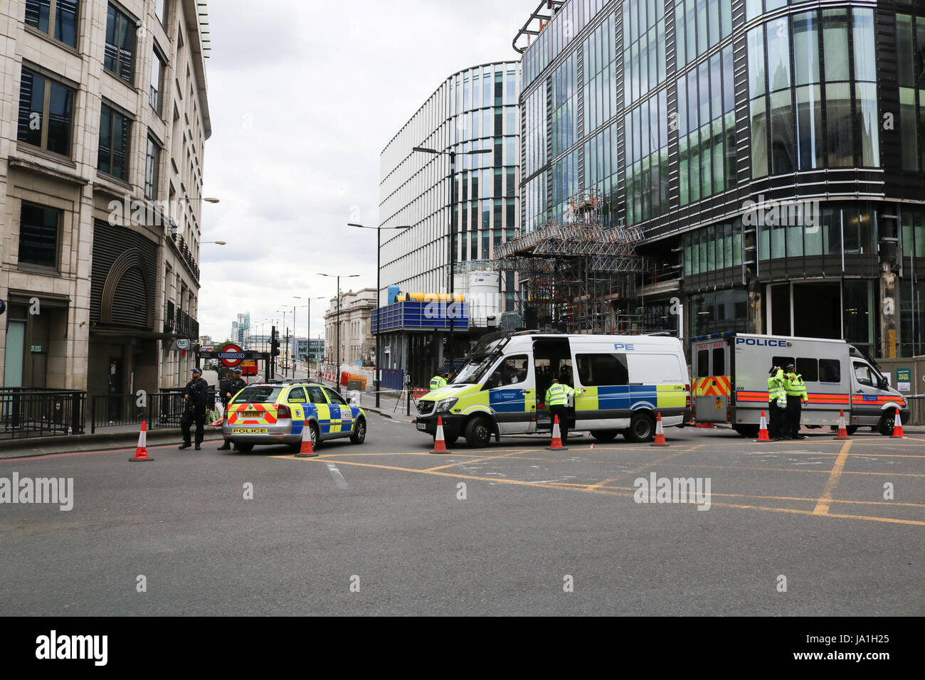 London, UK. 4th June, 2017. Police vans block the entrance to London ...