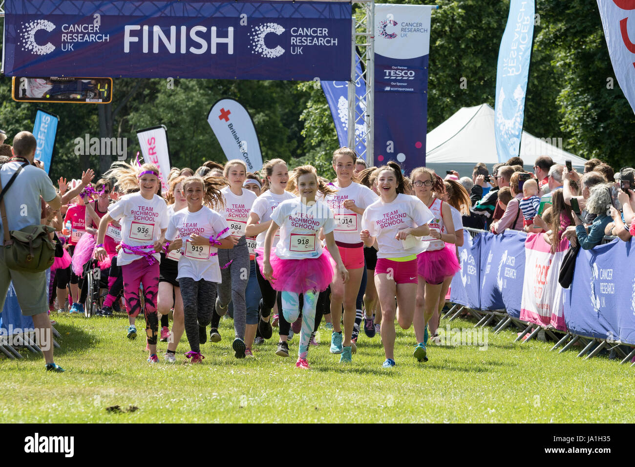 Charity runners pink hi-res stock photography and images - Alamy