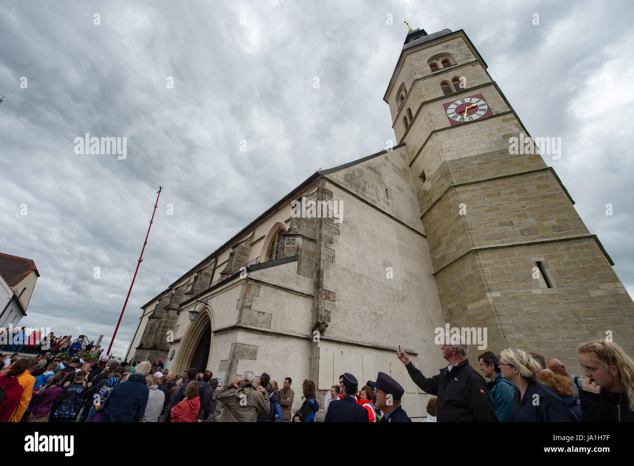 Bogen, Germany. 4th June, 2017. Pilgrims carry a 13 meter long and 50 ...