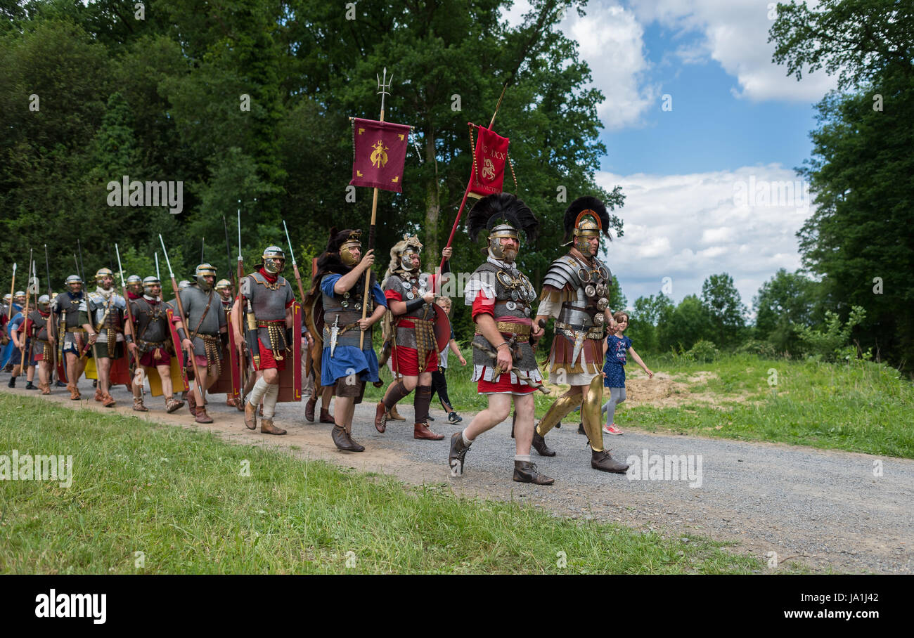 Bramsche-Kalkriese, Germany. 4th June, 2017. Roman performers ...