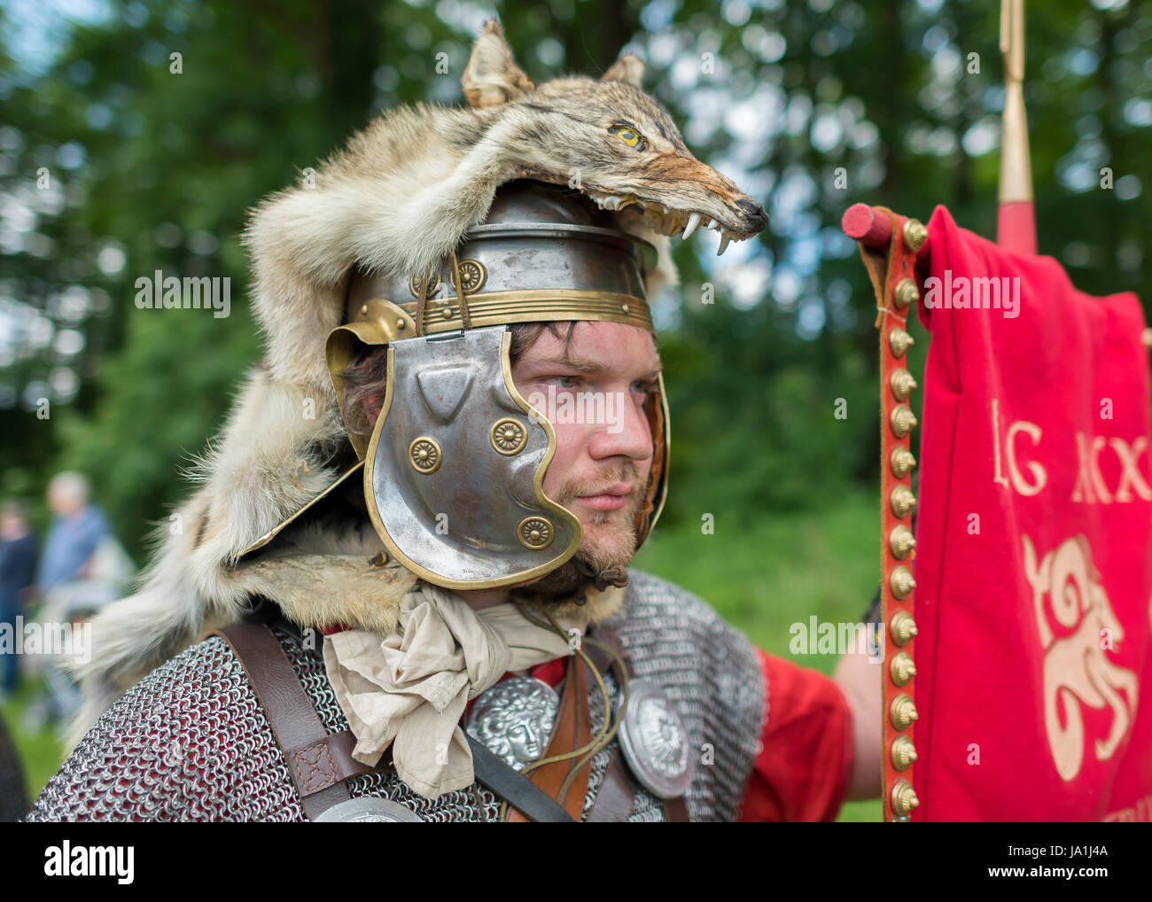 Bramsche-Kalkriese, Germany. 4th June, 2017. A Roman performer ...