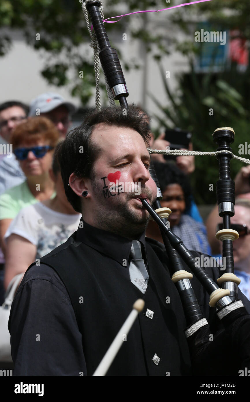 Manchester, UK. 04th June, 2017. A pipe player with "I love MCR ...