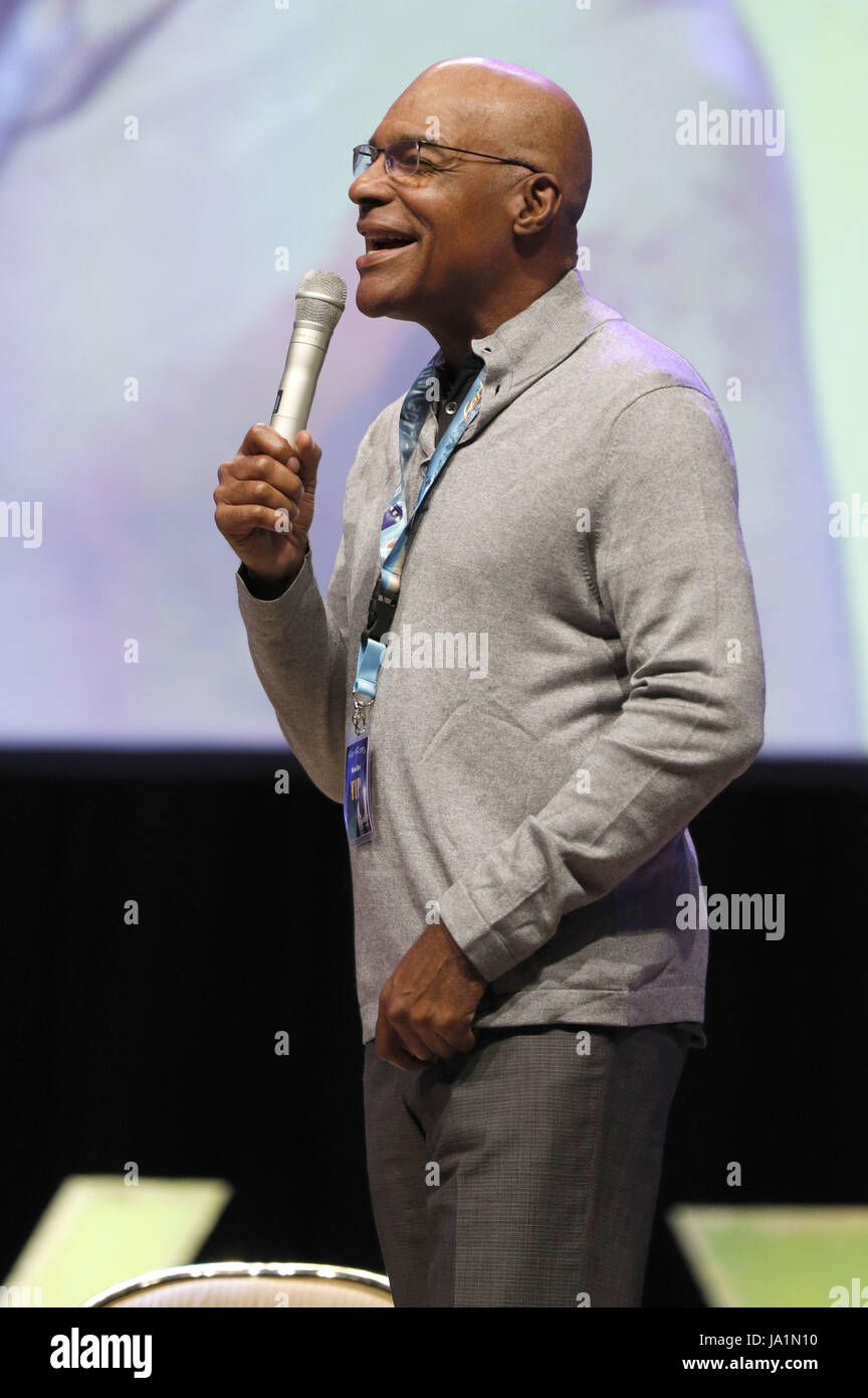 Michael dorn actor 2017 hi-res stock photography and images - Alamy