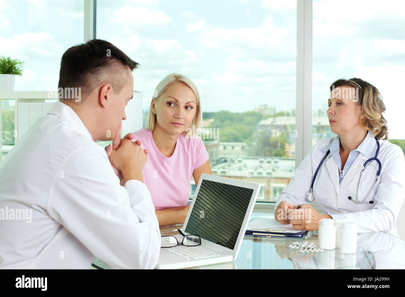 doctor, physician, medic, medical practicioner, woman, conversation ...