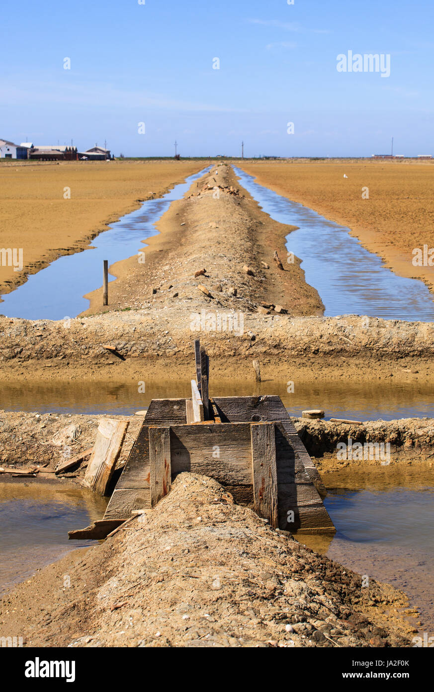 lock, water, ground, soil, earth, humus, field, deserted, dry, dried up ...