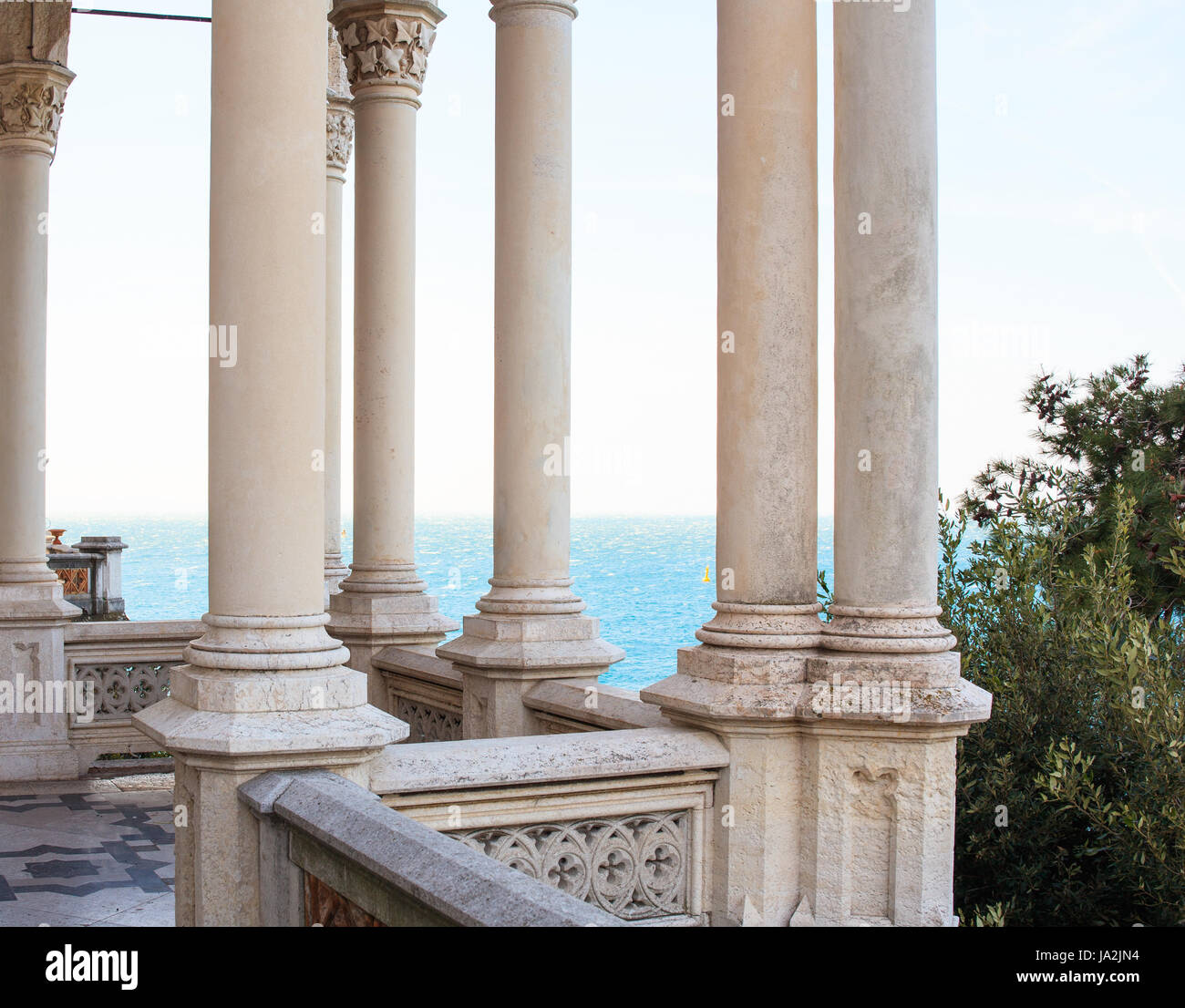 columns, style of construction, architecture, architectural style ...