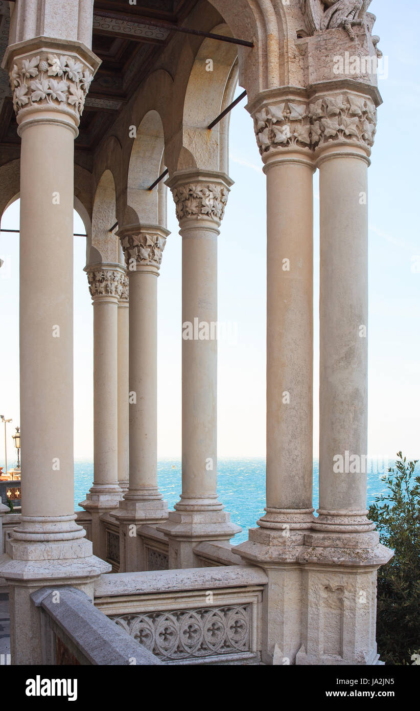 columns, style of construction, architecture, architectural style ...