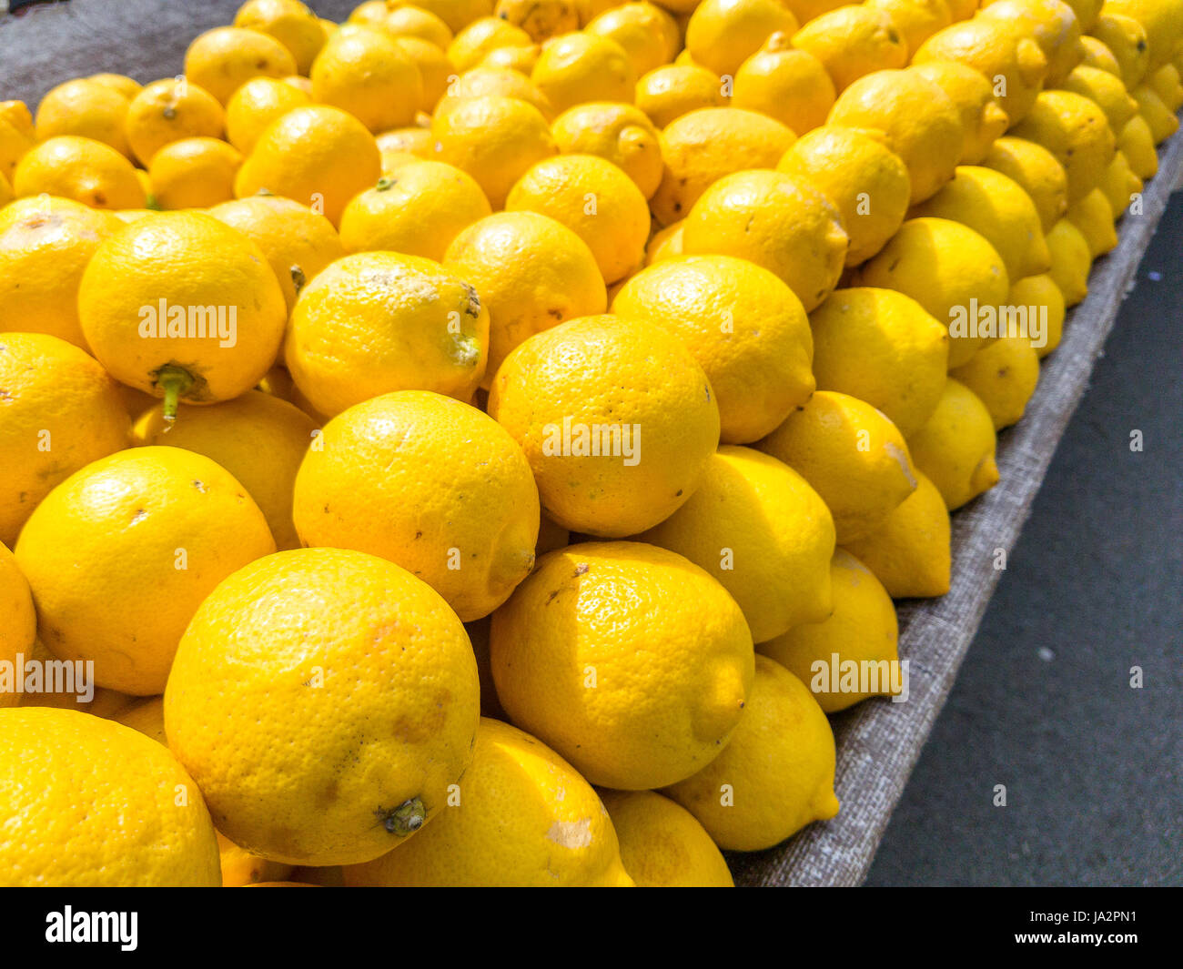 Big bunch of lemons at farmers market Stock Photo - Alamy
