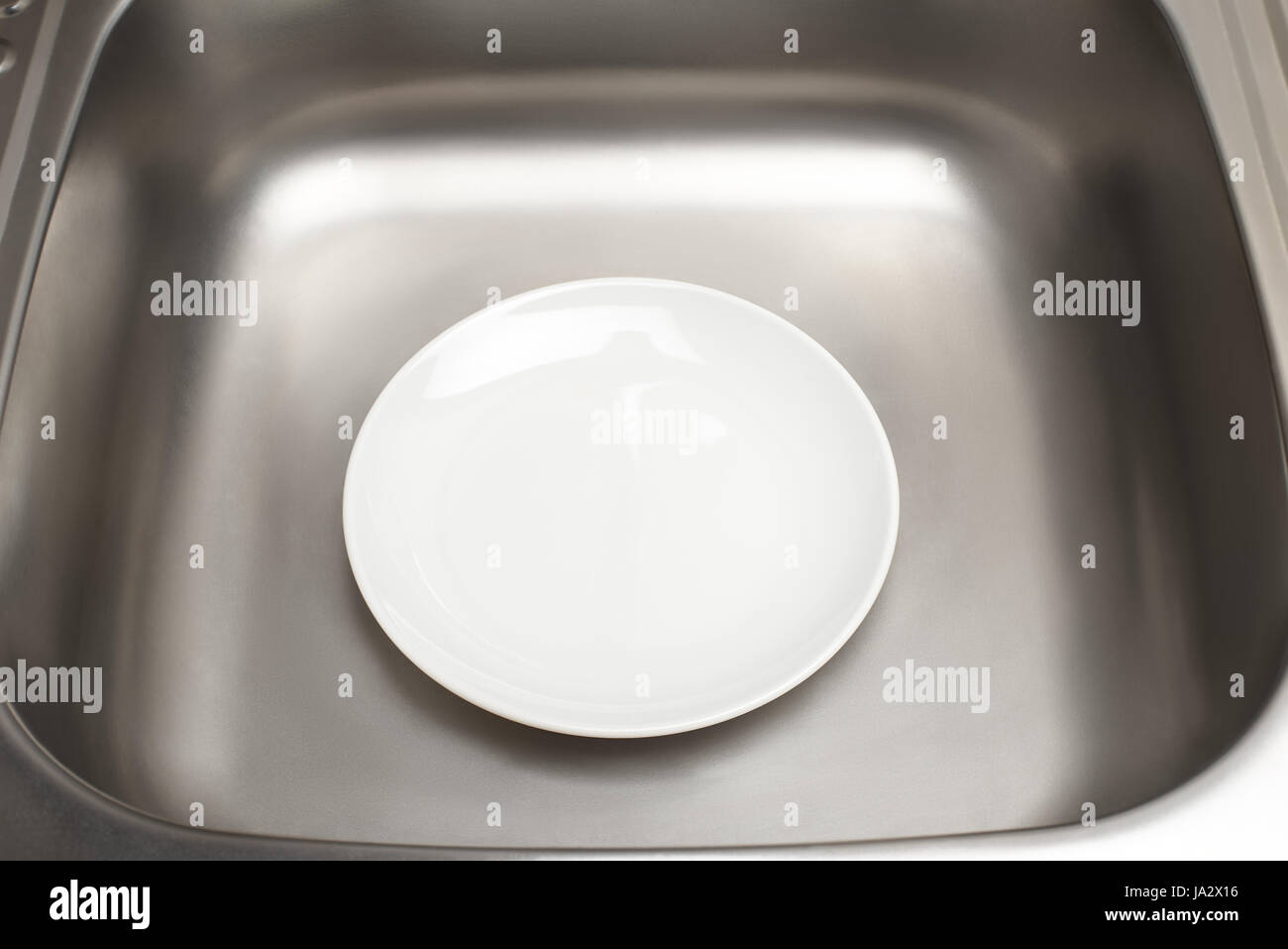 Close up of kitchen sink with clean white plate Stock Photo - Alamy