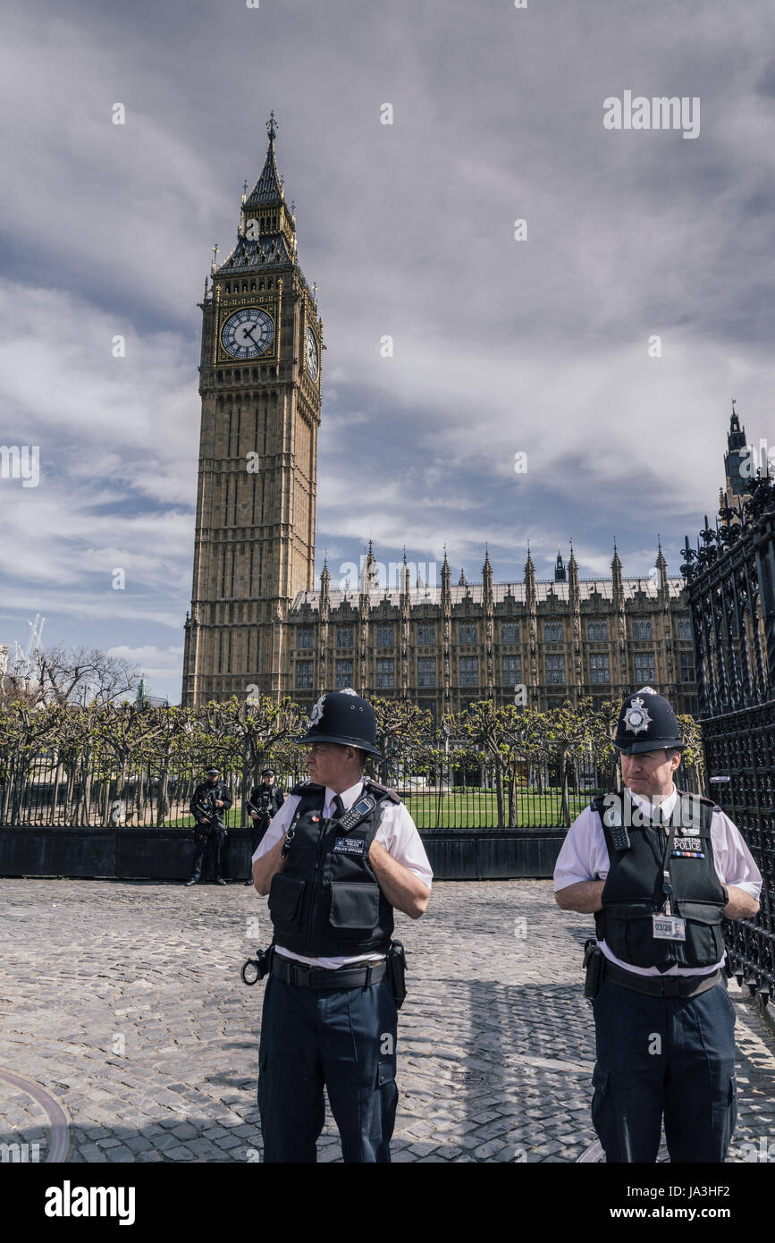 Police guarding the entrance to the Palace of Westminster during ...