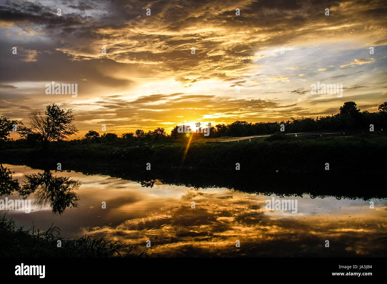 Sky reflect hi-res stock photography and images - Alamy