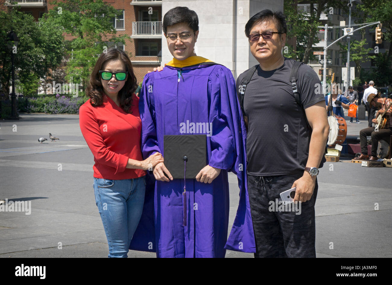 College graduation family hi-res stock photography and images - Alamy