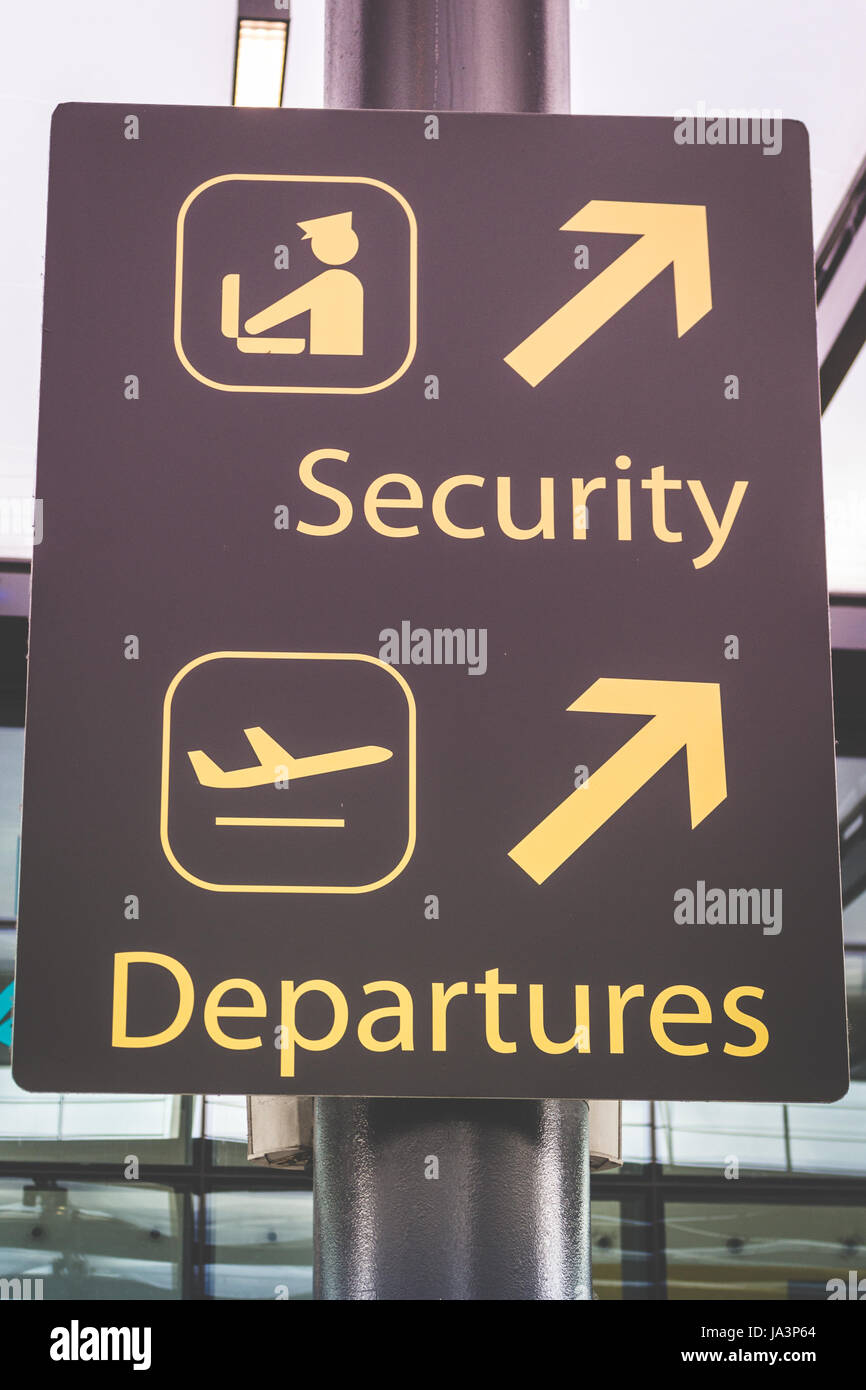Gate sign airport hi-res stock photography and images - Alamy