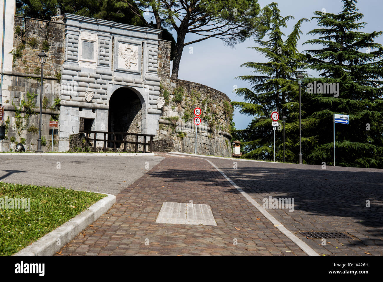 Castle gate architecture hi-res stock photography and images - Alamy