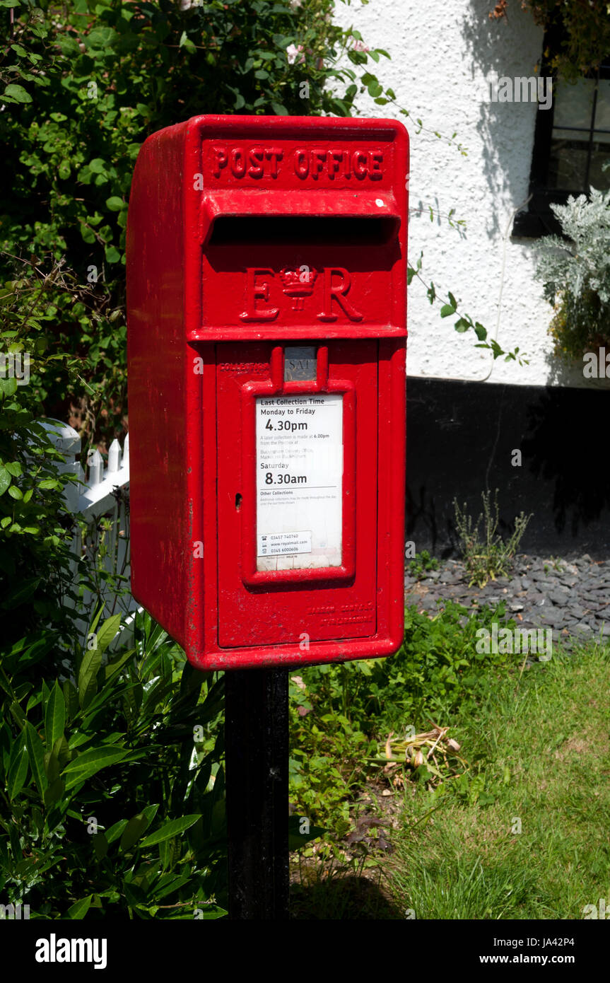 Traditional post box uk hi-res stock photography and images - Alamy