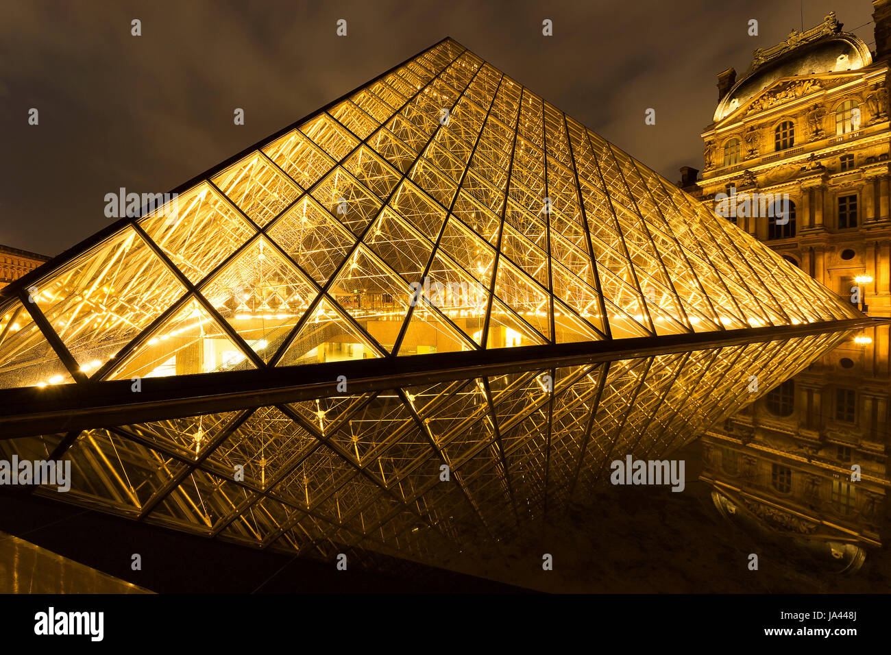 Louvre museum at night Stock Photo - Alamy