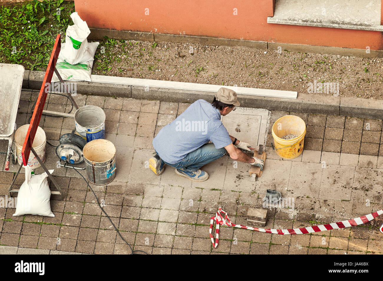 Bricklayer laying blocks hi-res stock photography and images - Alamy