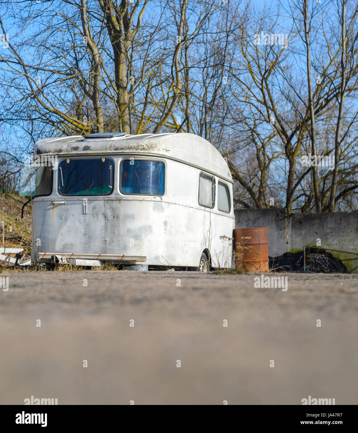 Old Vintage Abandoned Mobile Home Trailer House Camper Stock Photo - Alamy