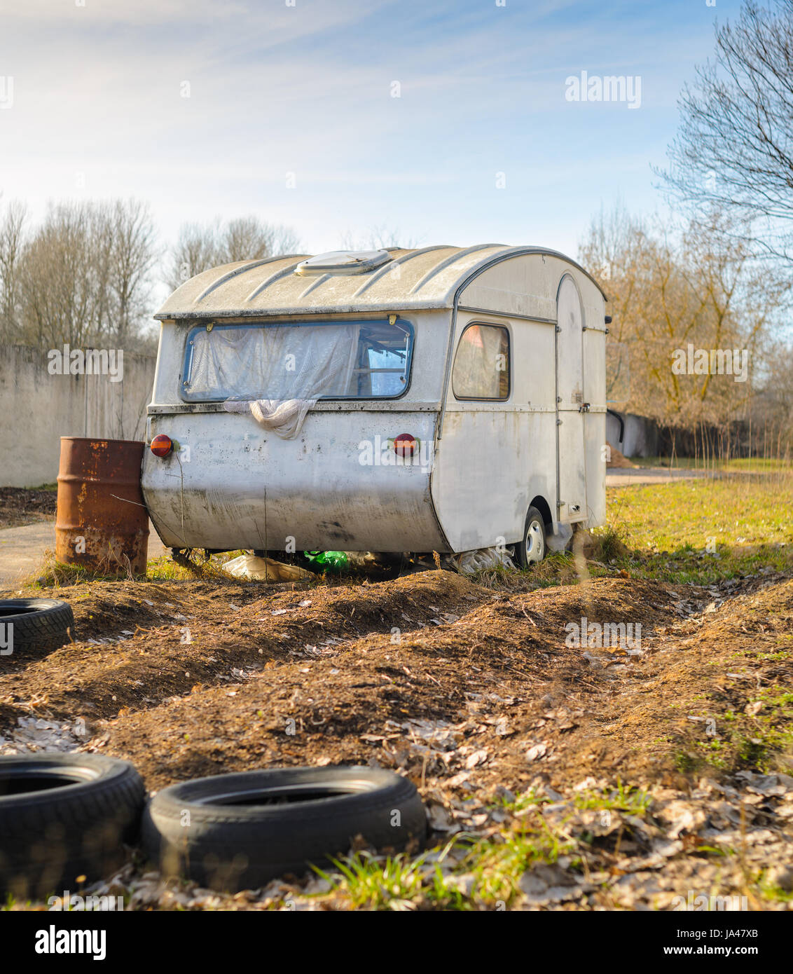 Old Vintage Abandoned Mobile Home Trailer House Camper Stock Photo - Alamy