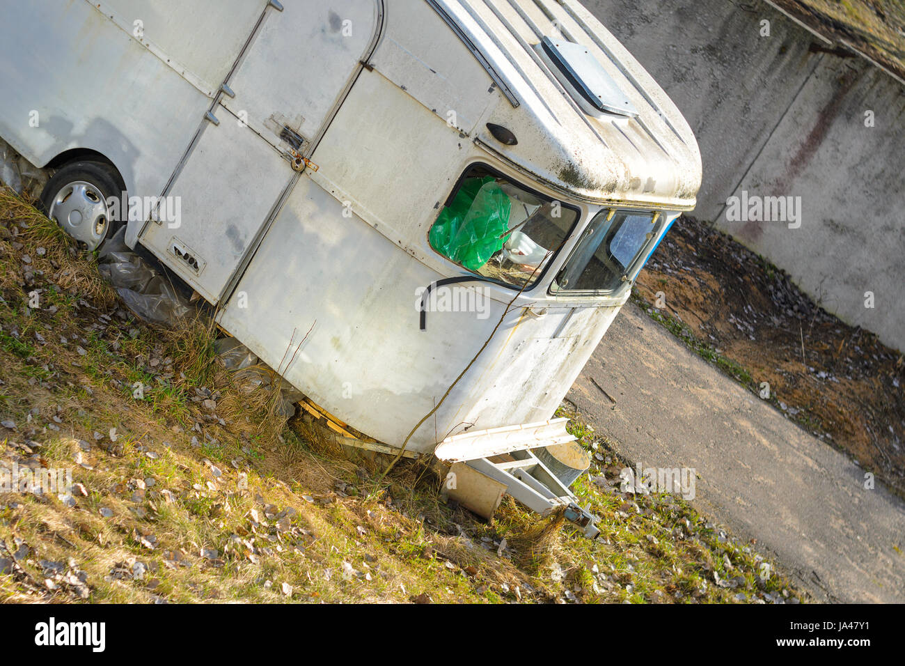 Old Vintage Abandoned Mobile Home Trailer House Camper Stock Photo - Alamy