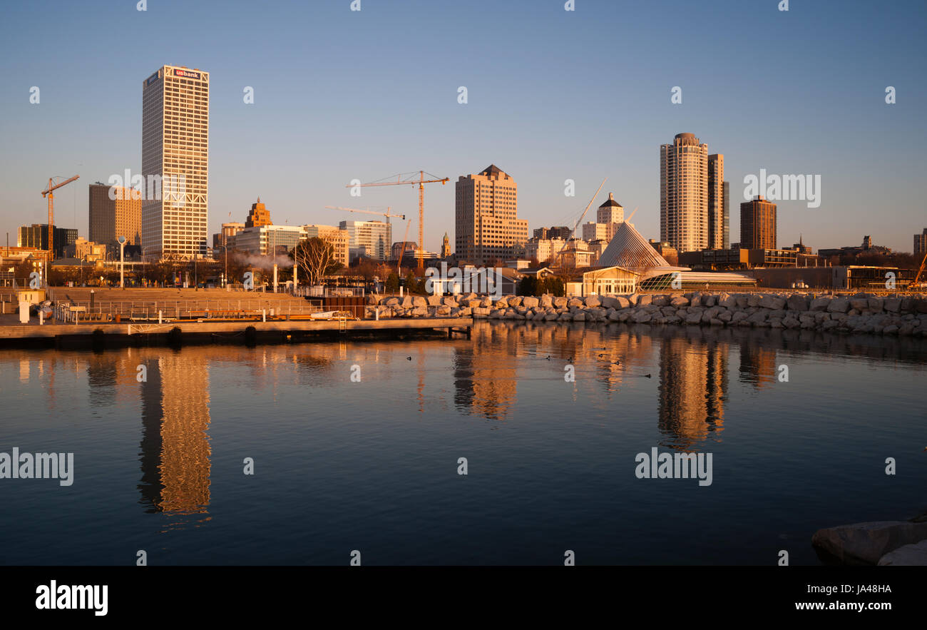 Milwaukee skyline sunset hi-res stock photography and images - Alamy