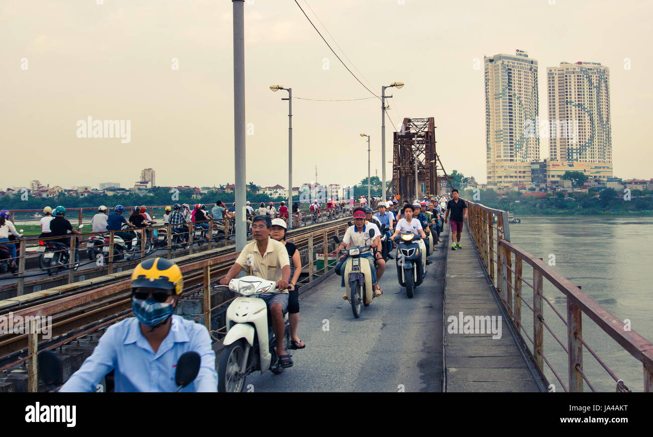 Crowded people crossing the bridge hi-res stock photography and images ...