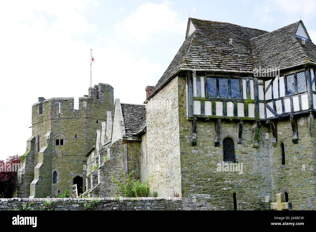 Medieval castle england hi-res stock photography and images - Alamy