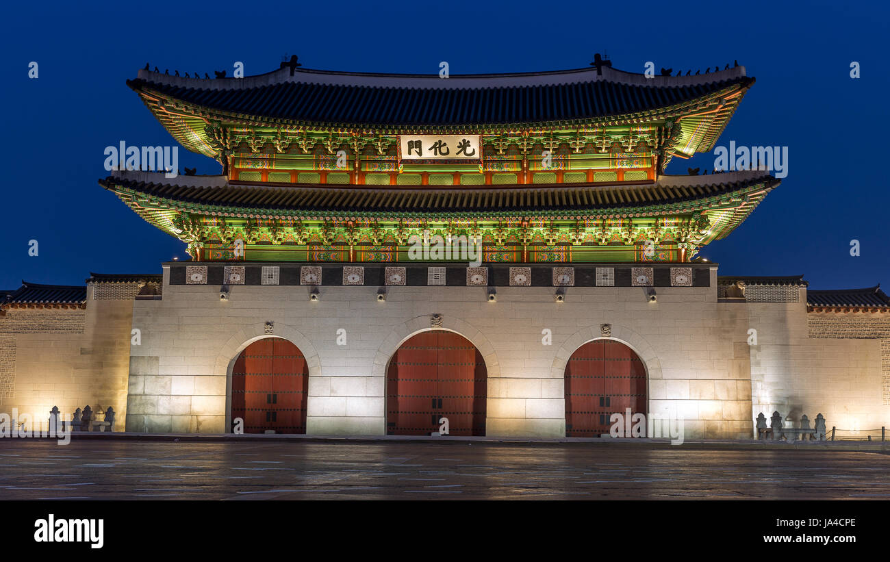 Gyeongbokgung palace gate in Seoul, South Korea Stock Photo - Alamy