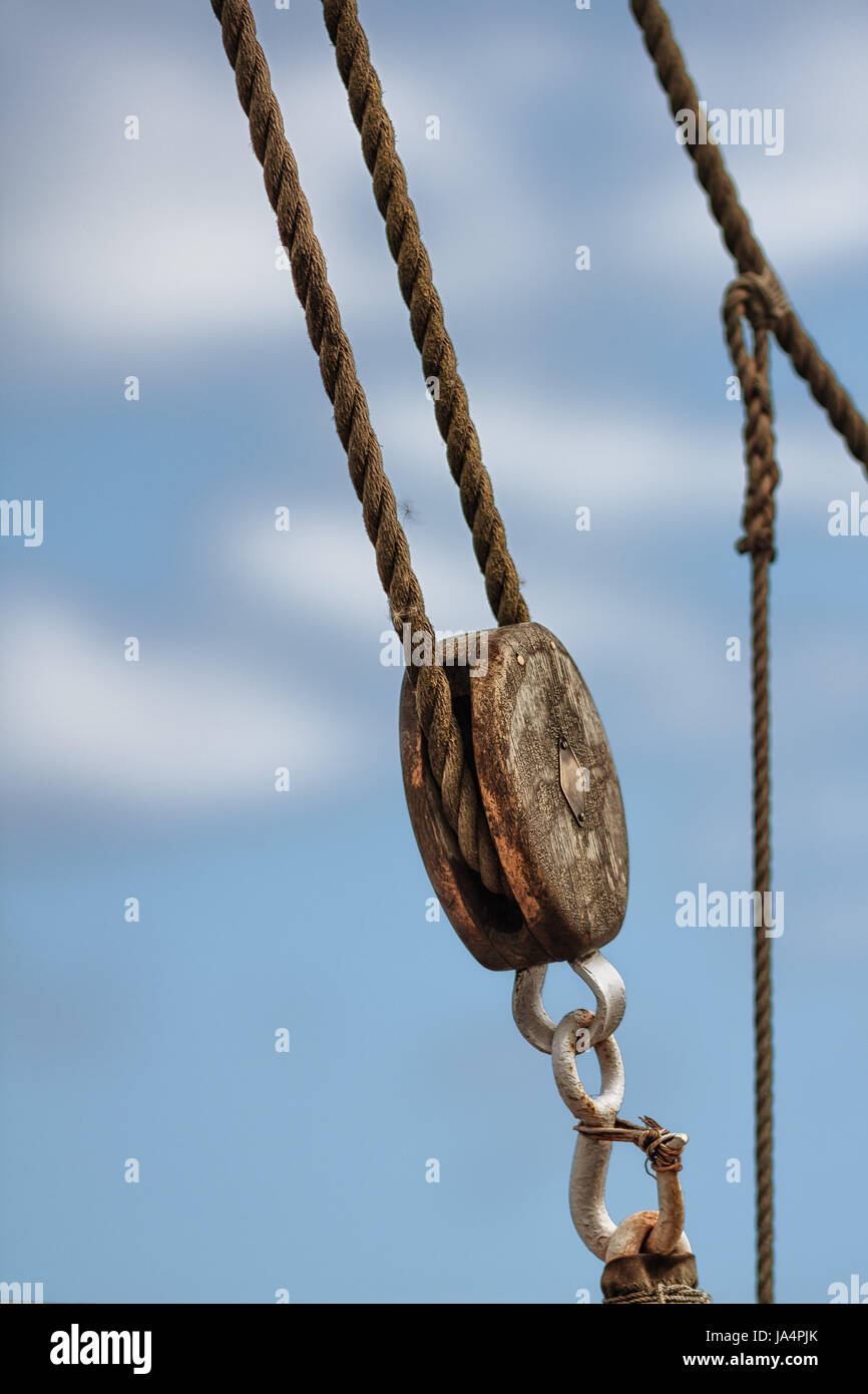 Pulley and rope hi-res stock photography and images - Alamy