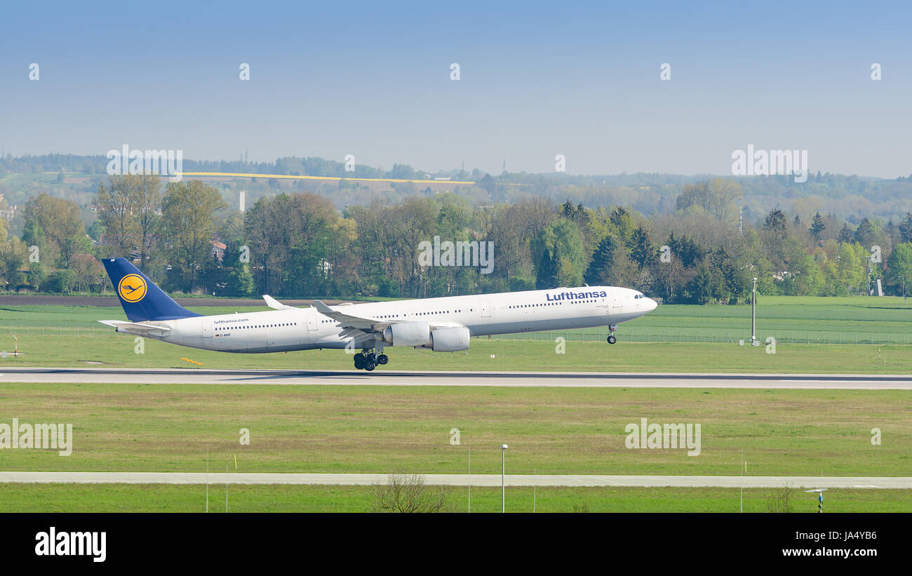 Lufthansa airbus a340 take off hi-res stock photography and images - Alamy