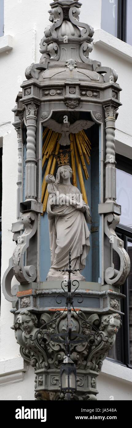 Saint woman sculpture hi-res stock photography and images - Alamy