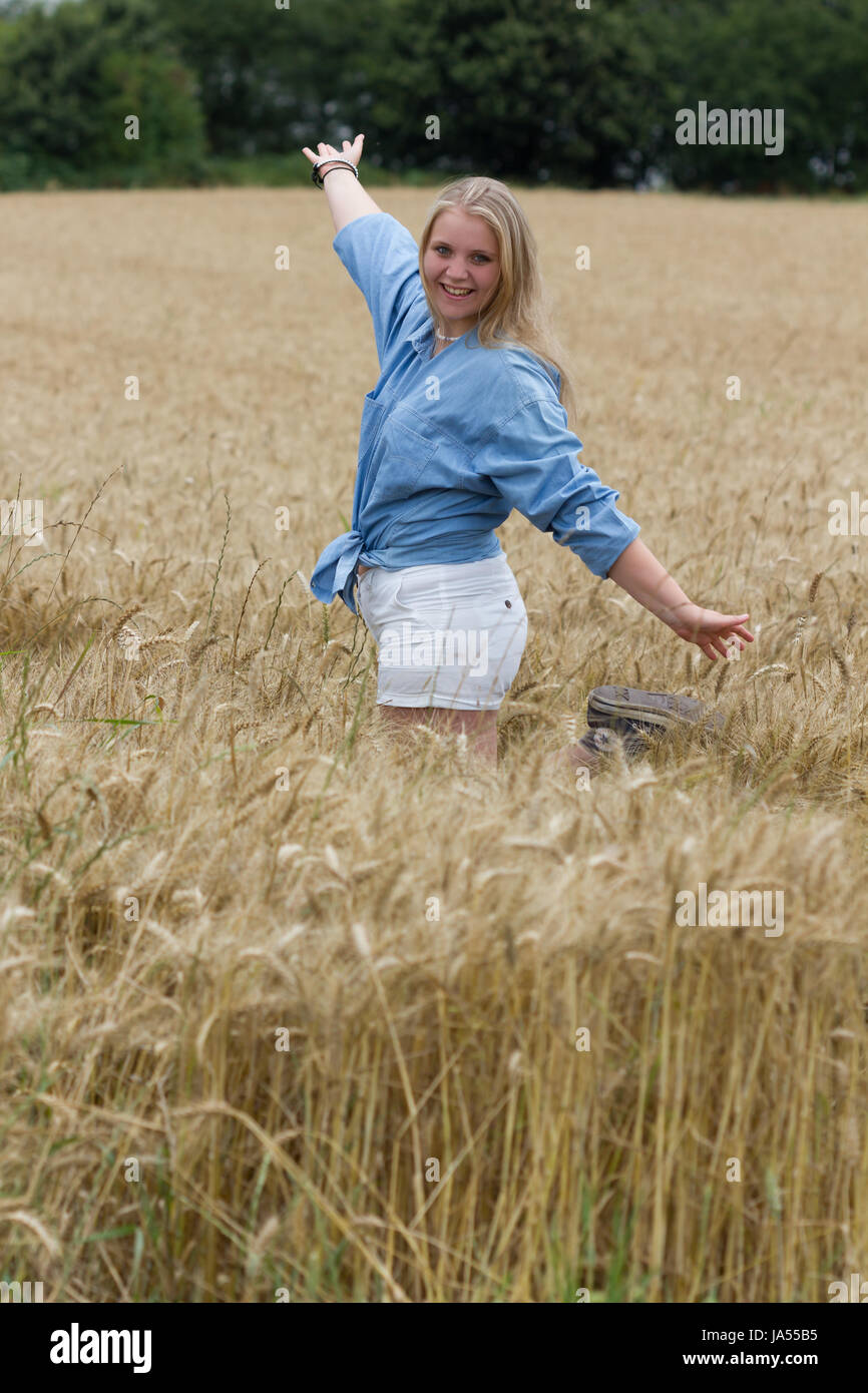 woman in a cornfield Stock Photo - Alamy