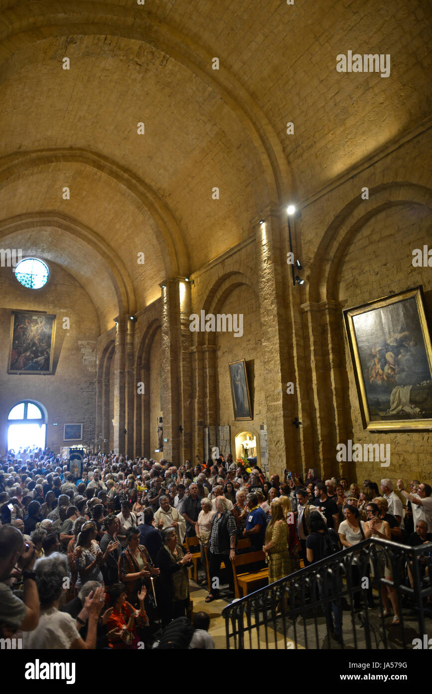 Before the procession of Patron saint of the Gypsies Sara to the sea ...