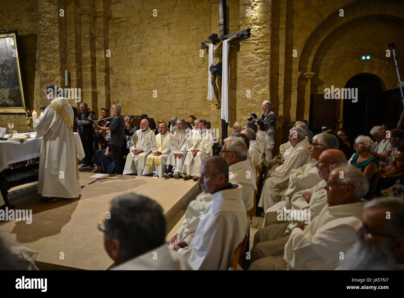 Before the procession of Patron saint of the Gypsies Sara to the sea ...