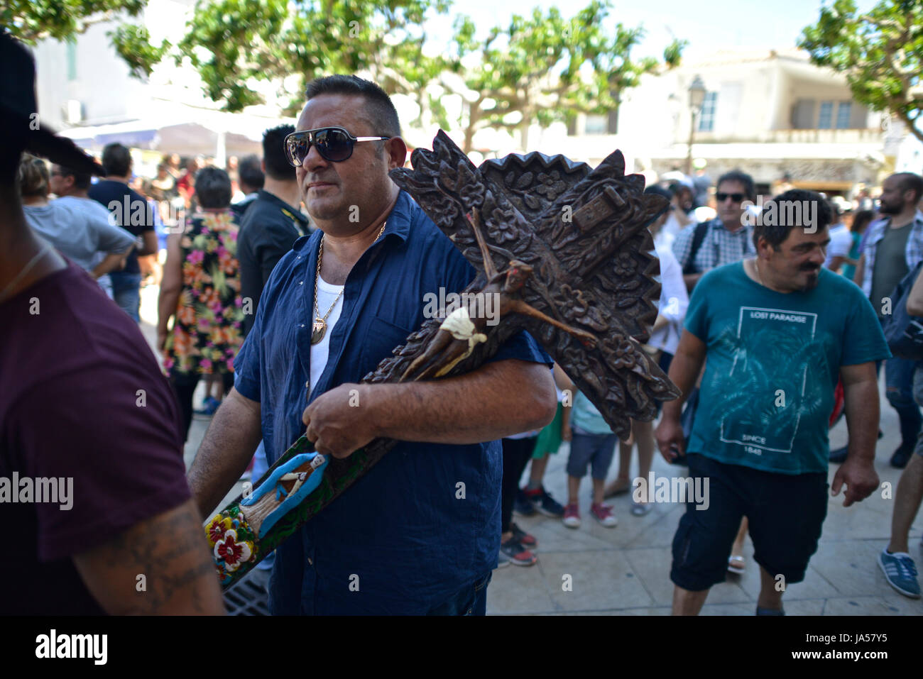 Before the procession of Patron saint of the Gypsies Sara to the sea ...